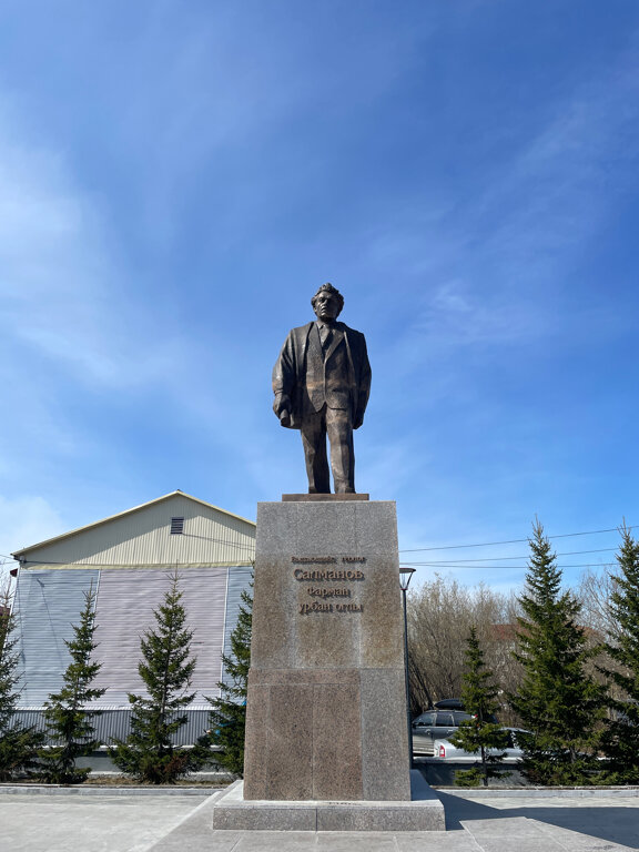 Anıt, heykel Ф.К. Салманов, Salehard, foto