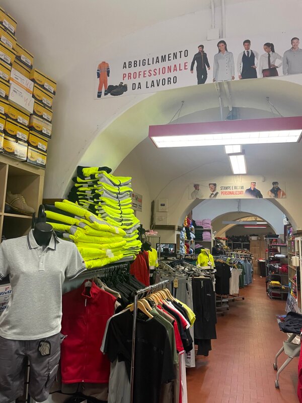 Giyim mağazası MG Service, Cenova, foto