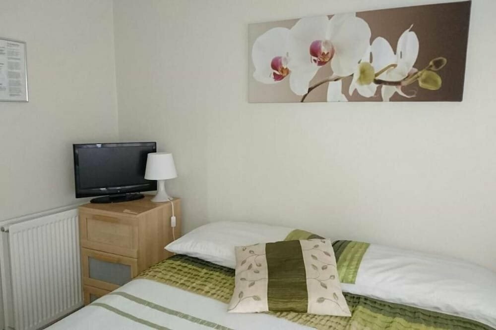 Otel Room in Guest Room - Tiny Single Shared Bathroom Room Ssbyr, Londra, foto