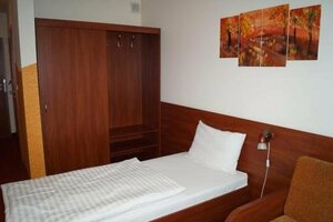 Podróżnik (E30 Polska, 24), otel  Büyük Polonya Voyvodalığı'ndan
