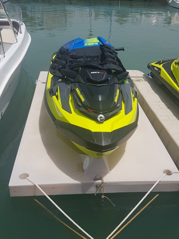 Tekne, kayık, yat Pedane galleggianti Water Bike Parking, Sicilya, foto