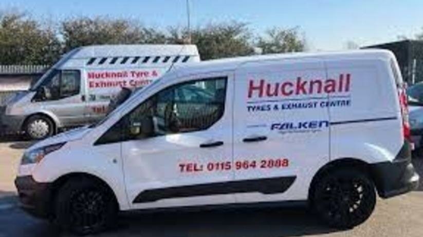 Jant ve lastikçiler Hucknall Tyre & Exhaust Centre, İngiltere, foto