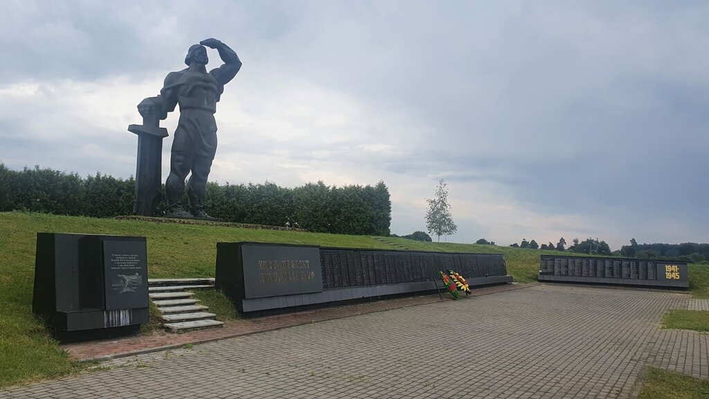 Anıt, heykel Мемориальный комплекс Богатырь, Grodnenskaya oblastı, foto