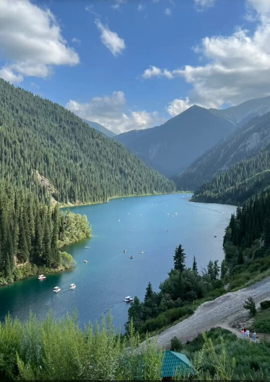 Kültür ve eğlence parkları Kolsay Lakes National Park, Almatı eyaleti, foto