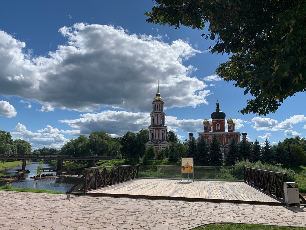 Anıt, heykel Ф.М. Достоевский, Staraya Russa, foto