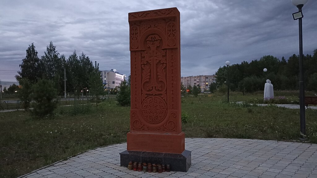 Anıt, heykel Хачкар, Uhta, foto