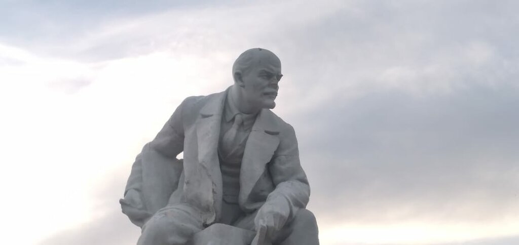 Anıt, heykel V. I. Lenin, Balkaş, foto