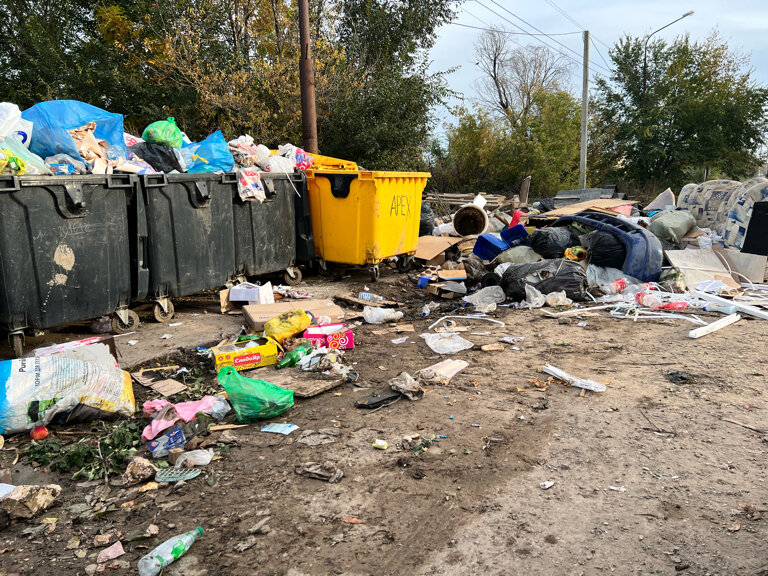 Çöp alanları Trash and garbage disposal area, Engels, foto