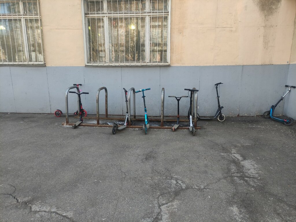 Bisiklet park yerleri Velosipednaya parkovka № 31012 Shkola № 1388, Moskova, foto