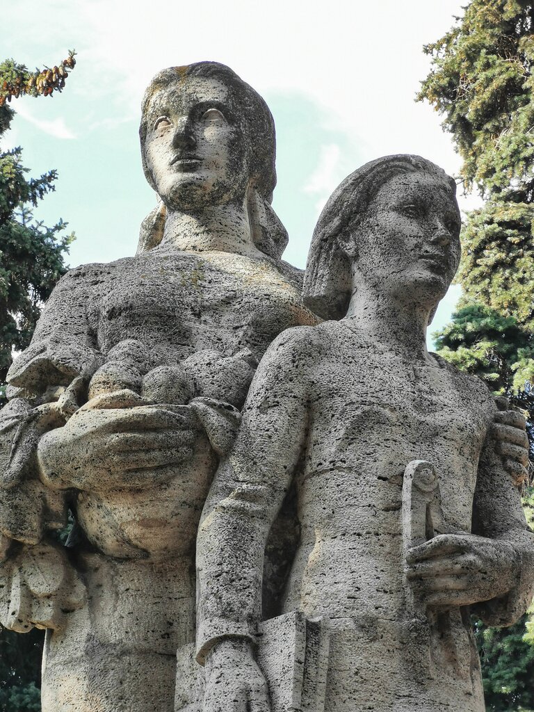 Park, sokak heykeli Knowledge of the world, Volgograd, foto