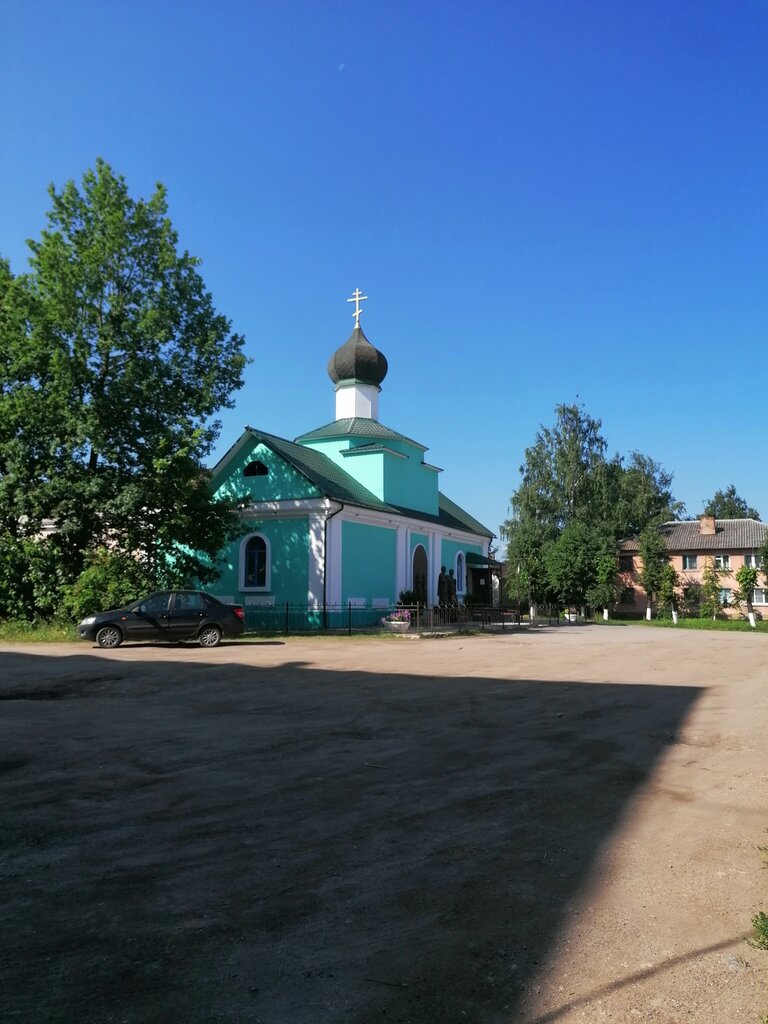 Şapel, haç anıtı Tserkov Ioanna Predtechi V Novosokolnikakh, Novosokolniky, foto