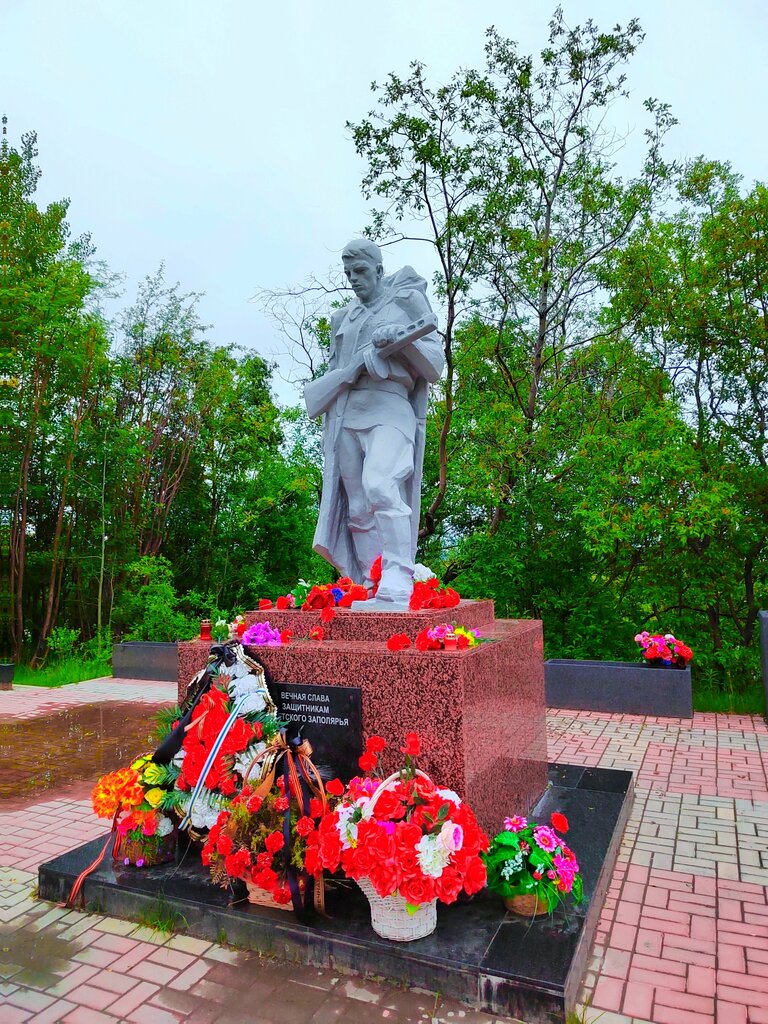 Anıt, heykel Братская могила, Zapolyarni, foto