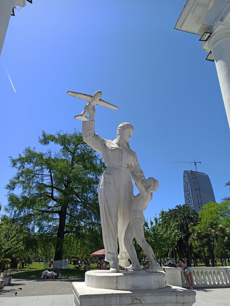 Anıt, heykel Летчица, Batum, foto