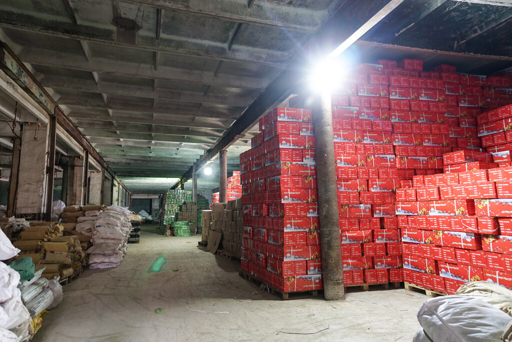 Yapay çam ağaçları ve süsleri OptBazaar, Yekaterinburg, foto