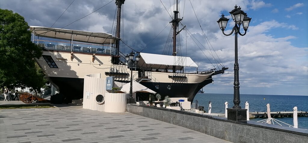 Dekorasyon ve süsleme, onur panosu Шхуна Hispaniola, Yalta, foto