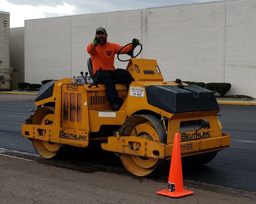 Yol ve asfalt ürünleri Lima Asphalt & Paving Corp, Lima, foto
