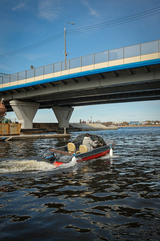 Tekne, kayık, yat On the waves, Saint‑Petersburg, foto