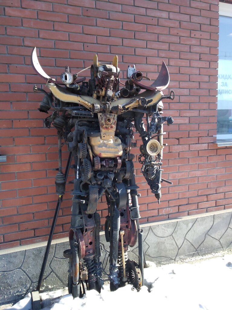 Park, sokak heykeli Робот-трансформер, Novosibirsk, foto