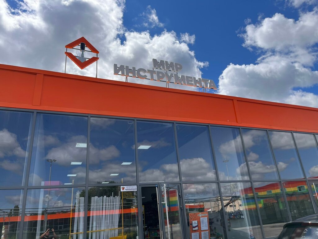Elektrik ve benzinle çalışan aletler Tool World, Tolyatti (Togliatti), foto