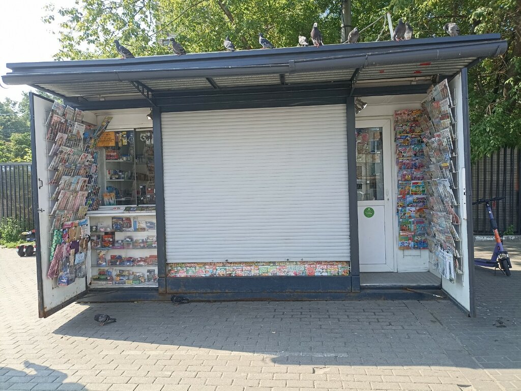 Gazete bayi Kiosk pechatnoy produktsii Pressa, Moskova, foto