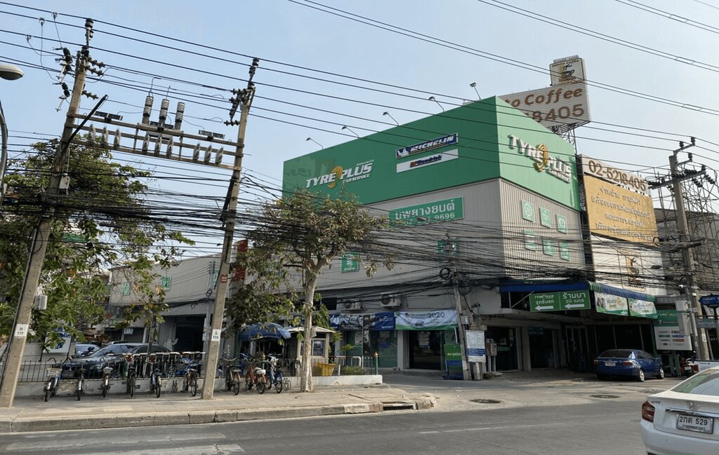 Jant ve lastikçiler Tyreplus Nop Yang Yont, Bangkok, foto