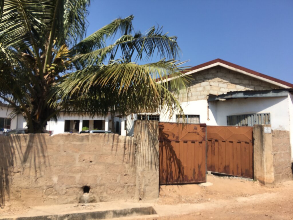 Bar Stones centre, Akra, foto