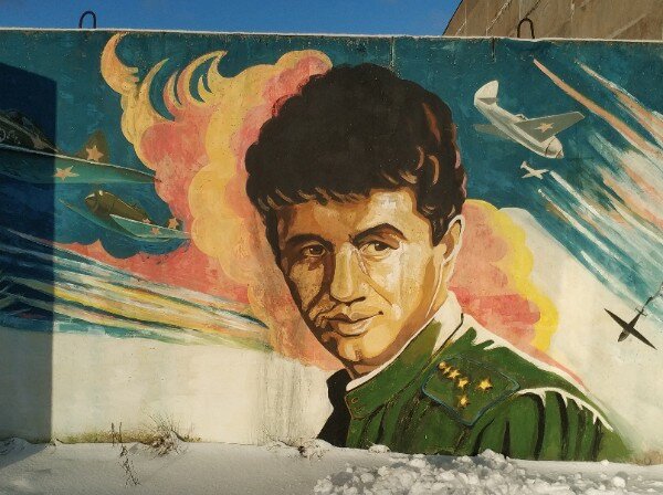 Sokak sanatı Стрит-арт в честь лётчика Маэстро, Velikiy Novgorod, foto