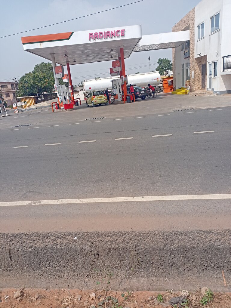Benzin istasyonu Radiance, Akra, foto