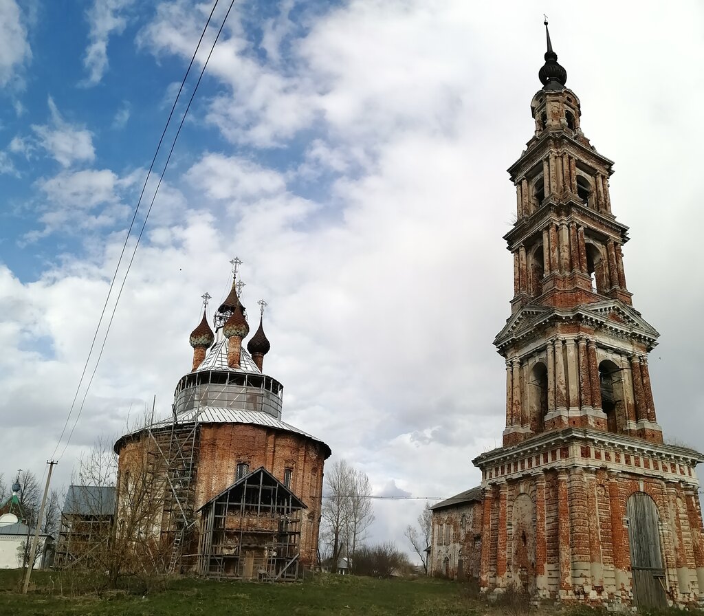 Ortodoks kiliseleri Tserkov Petra i Pavla V Porechye-Rybnom, Yaroslavskaya oblastı, foto