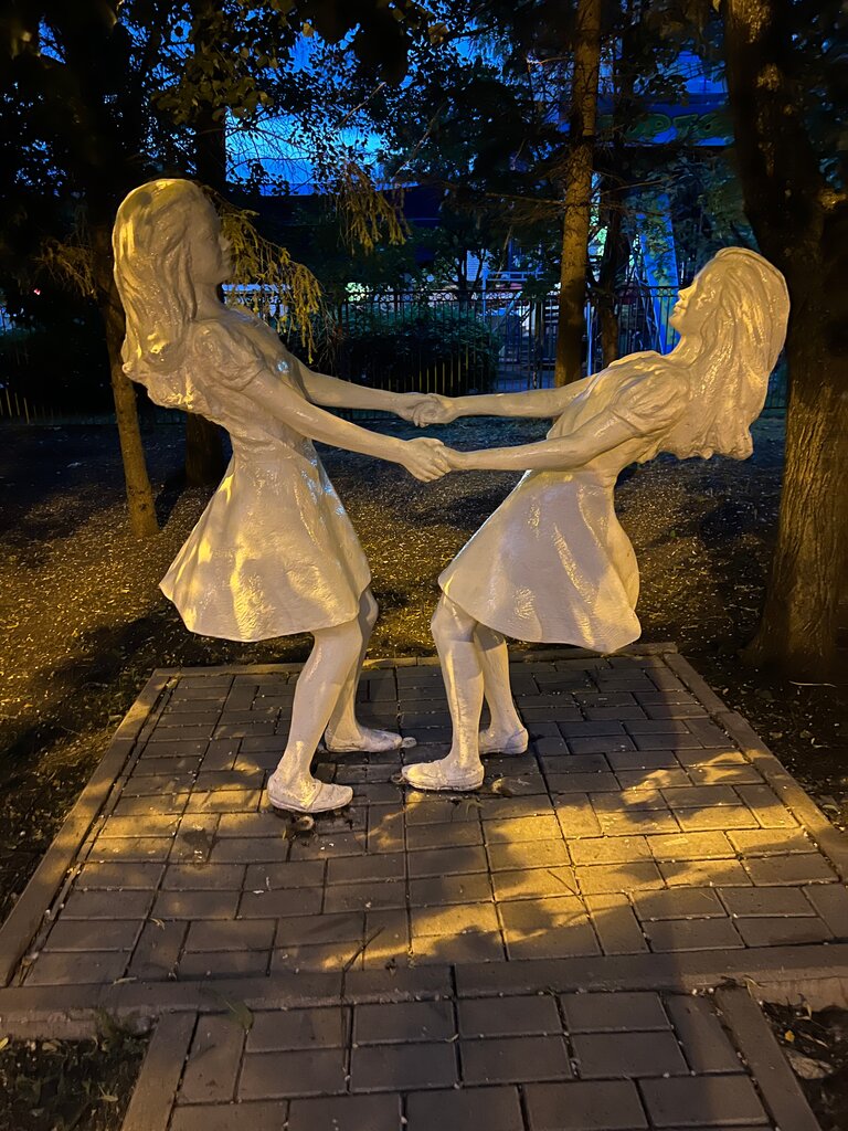 Park, sokak heykeli Dans Kızları, Ufa, foto