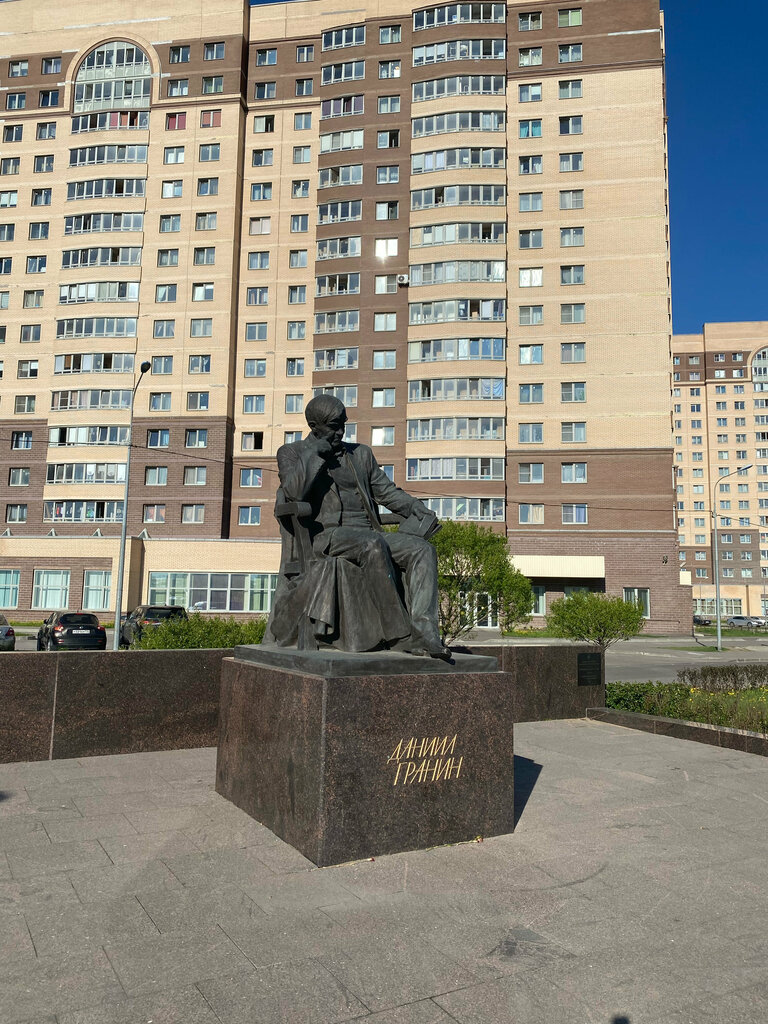 Anıt, heykel Даниил Александрович Гранин, Saint‑Petersburg, foto