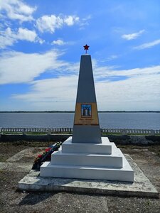 Обелиск павшим воинам в годы Великой Отечественной войны (Saratov Region, Volsk, posyolok Rybnoye, Naberezhnaya ulitsa), anıt, heykel  Volsk'tan