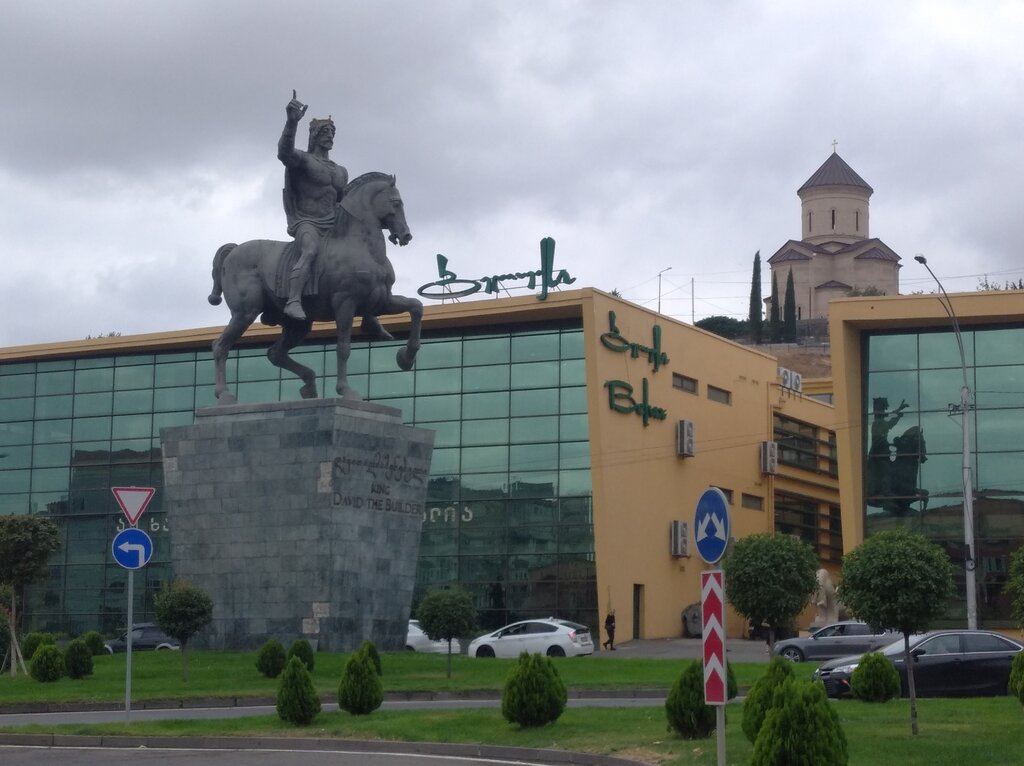 Anıt, heykel David IV Builder Memorial, Tiflis, foto