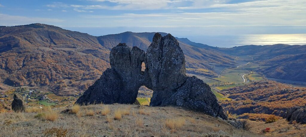 Dağ zirvesi Скала-останец Эки-Ага-Кардаш, Kırım Cumhuriyeti, foto