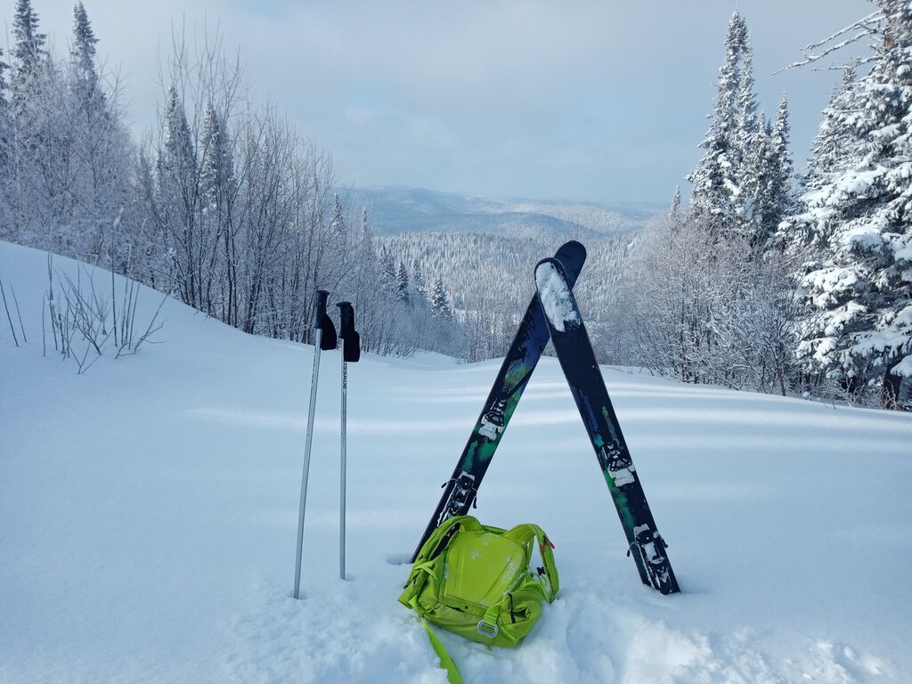 Dağ zirvesi Гора Буланже, Taştagol, foto