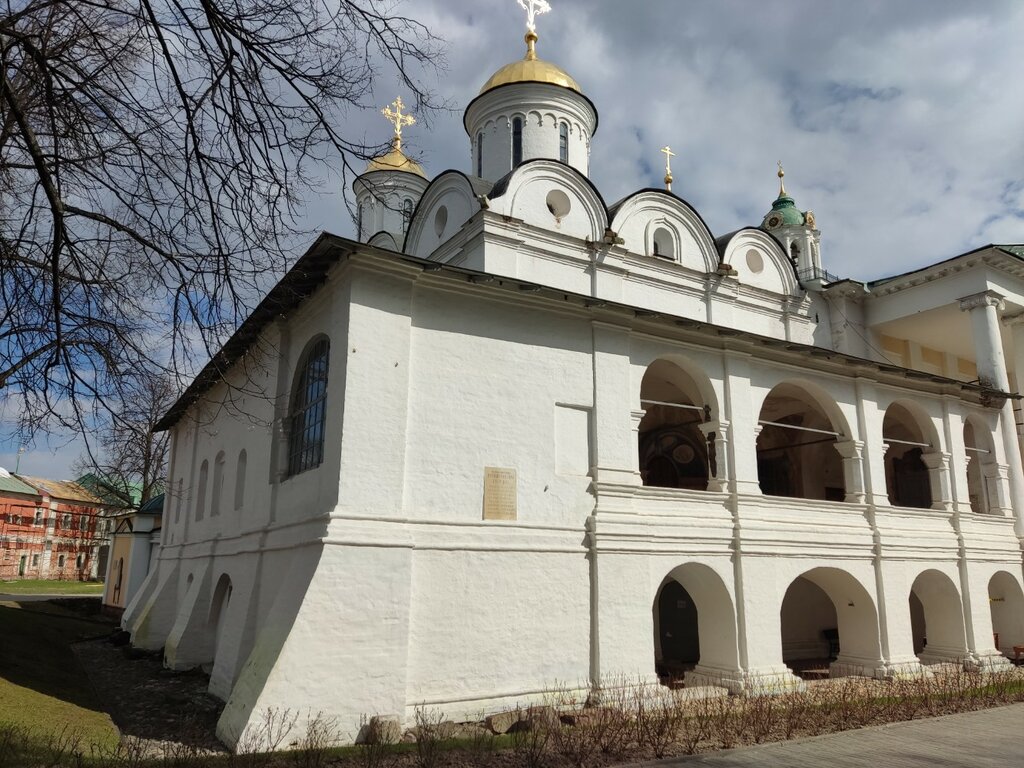 Ortodoks kiliseleri Chasovnya Troitsy Zhivonachalnoy V Spaso-Preobrazhenskom monastyre, Yaroslavl, foto