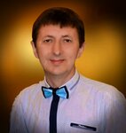 Singing presenter Nikolai Nekrasov (Frunze Street No:28), kutlama sunucuları  Jukovski'den