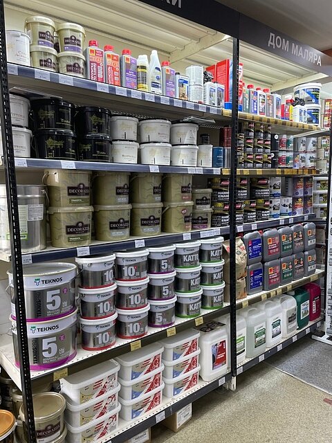 Boya ve cila malzemeleri üretim ve satış yerleri Kraski. Dom Malyara, Moskova ve Moskovskaya oblastı, foto