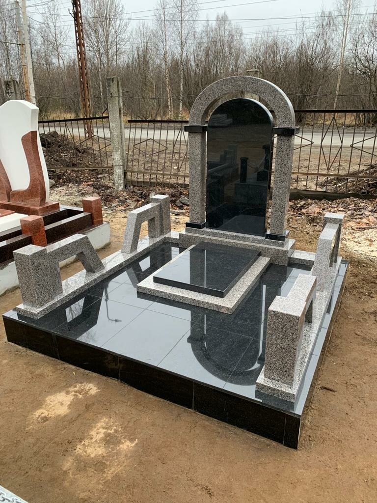 Heykel ve mezarlık taşı üreticileri OnegoGranitMaster, Petrozavodsk, foto