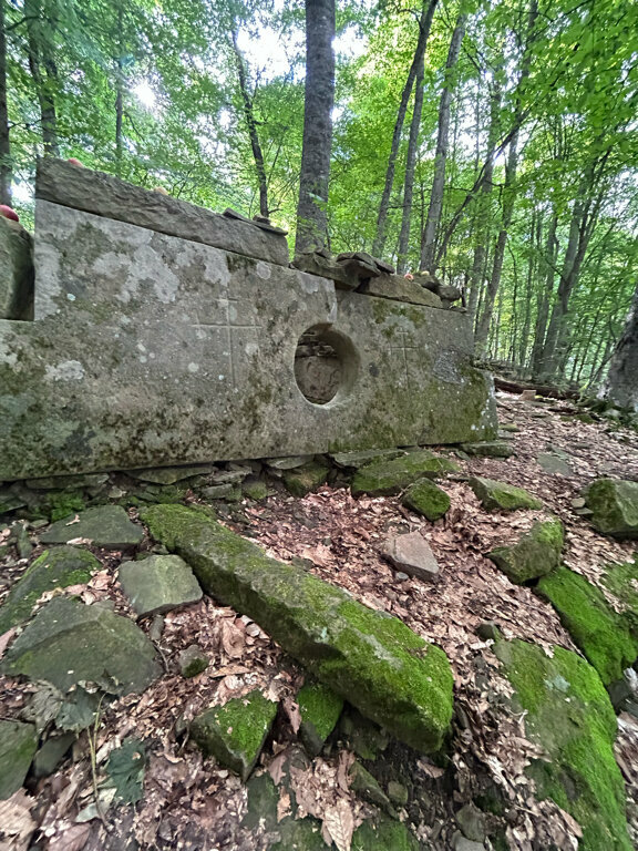 Turistik yerler Дольмены, Karaçay‑Çerkez Cumhuriyeti, foto