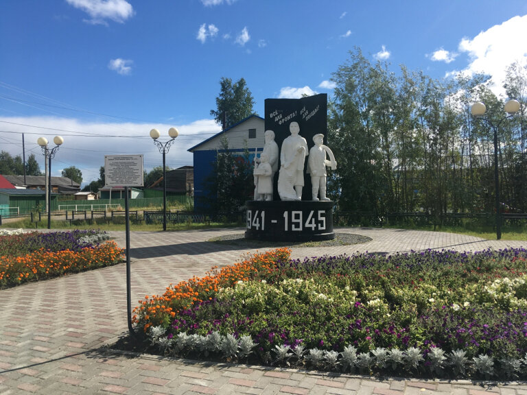 Anıt, heykel В память труженикам тыла в Великой Отечественной войне, Hantı‑Mansi Özerk Okrugu, foto