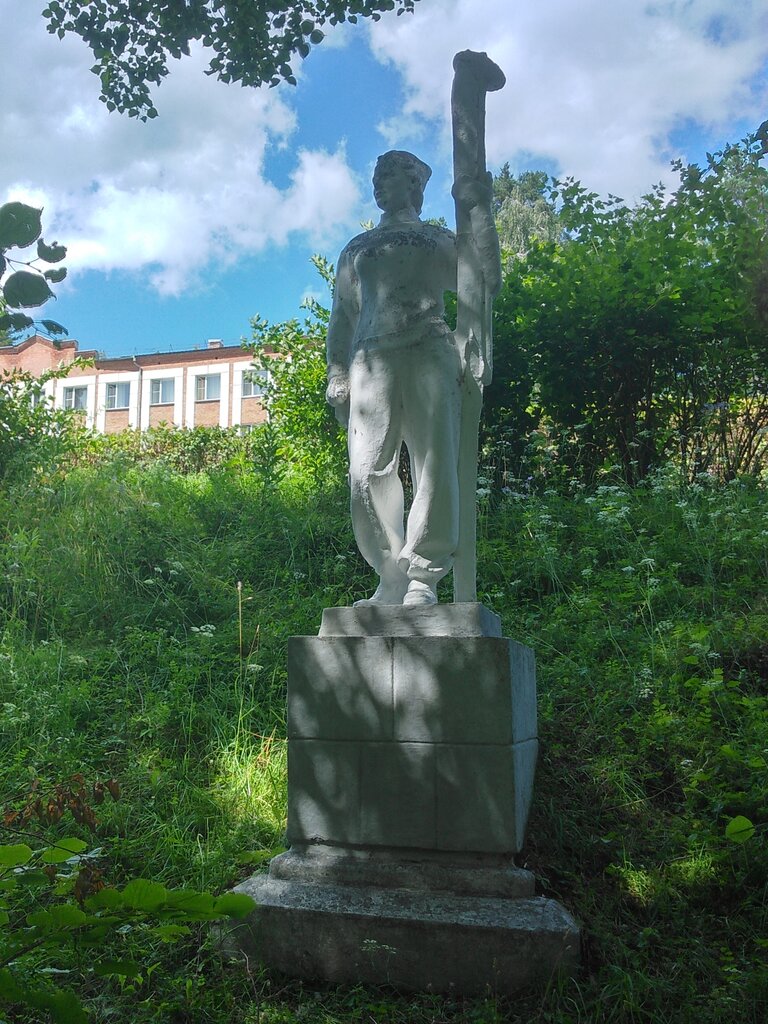 Park, sokak heykeli Девушка с лыжами, Çebarkul, foto