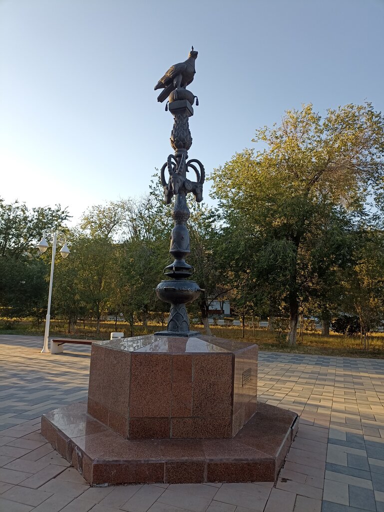 Park, sokak heykeli Stele of happiness, Aktöbe, foto