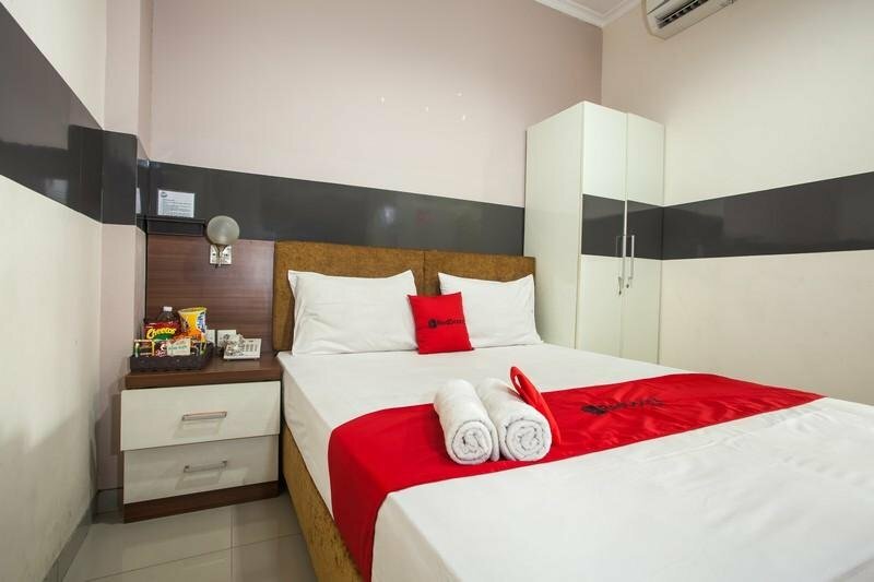 Otel Oemah Koss Homestay by RedDoorz, Surabaya, foto