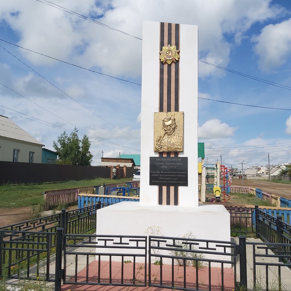 Anıt, heykel Стела Семену Даниловичу Номоконову, Zabaykalski krayı, foto
