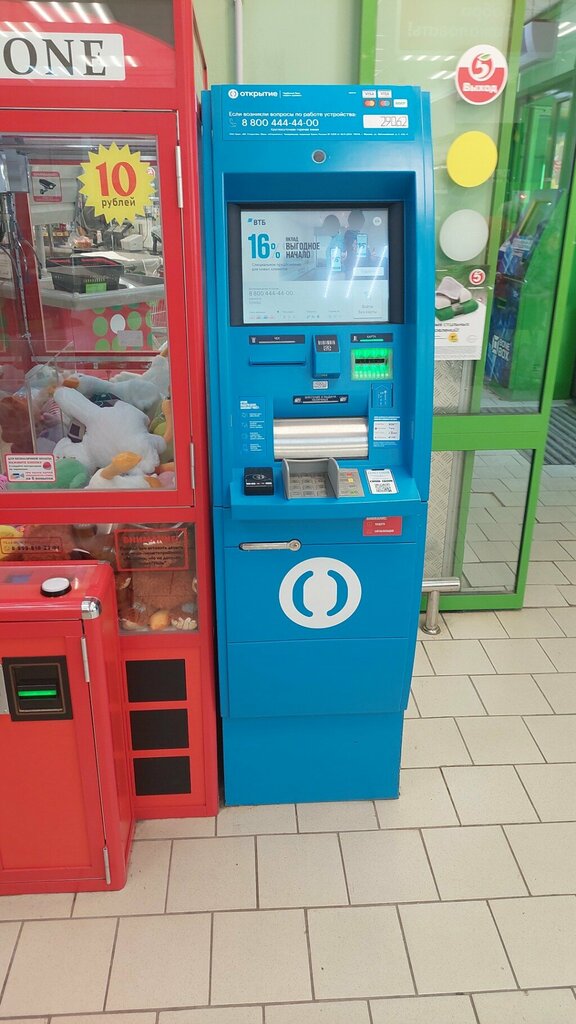 ATM'ler Bank Otkritie, Tiumen, foto