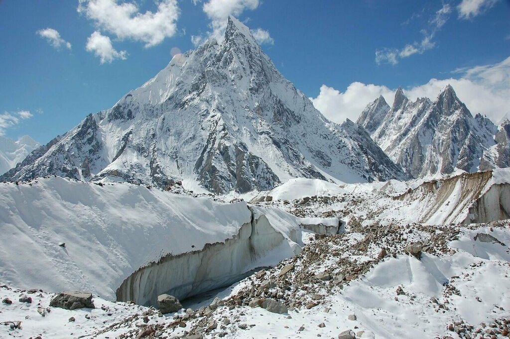 Dağ zirvesi Çogori 8614 m., Cemmu ve Keşmir, foto