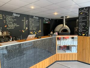 Piza (Dugovaya ulitsa No:1), pizzacılar  Saint‑Petersburg'dan