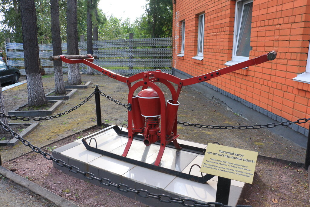 Anıt, heykel Памятник пожарному насосу, Petrozavodsk, foto