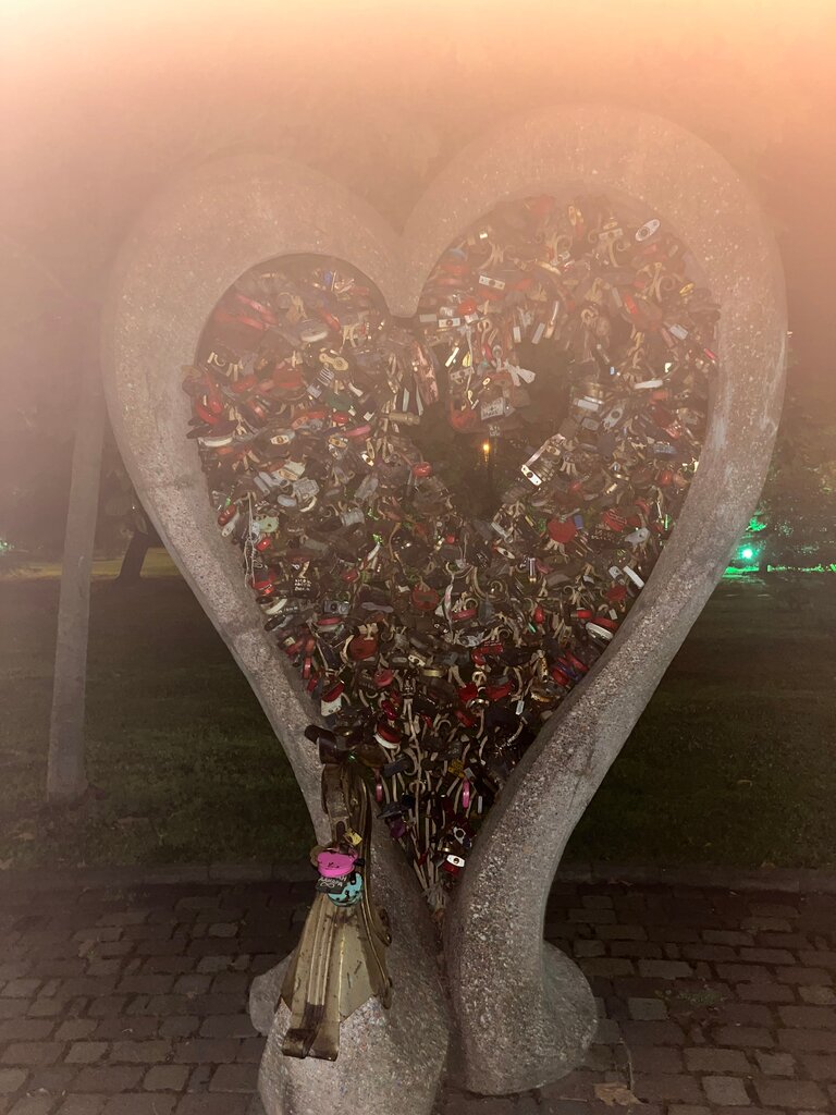 Park, sokak heykeli the Loving Peacock, Soçi, foto